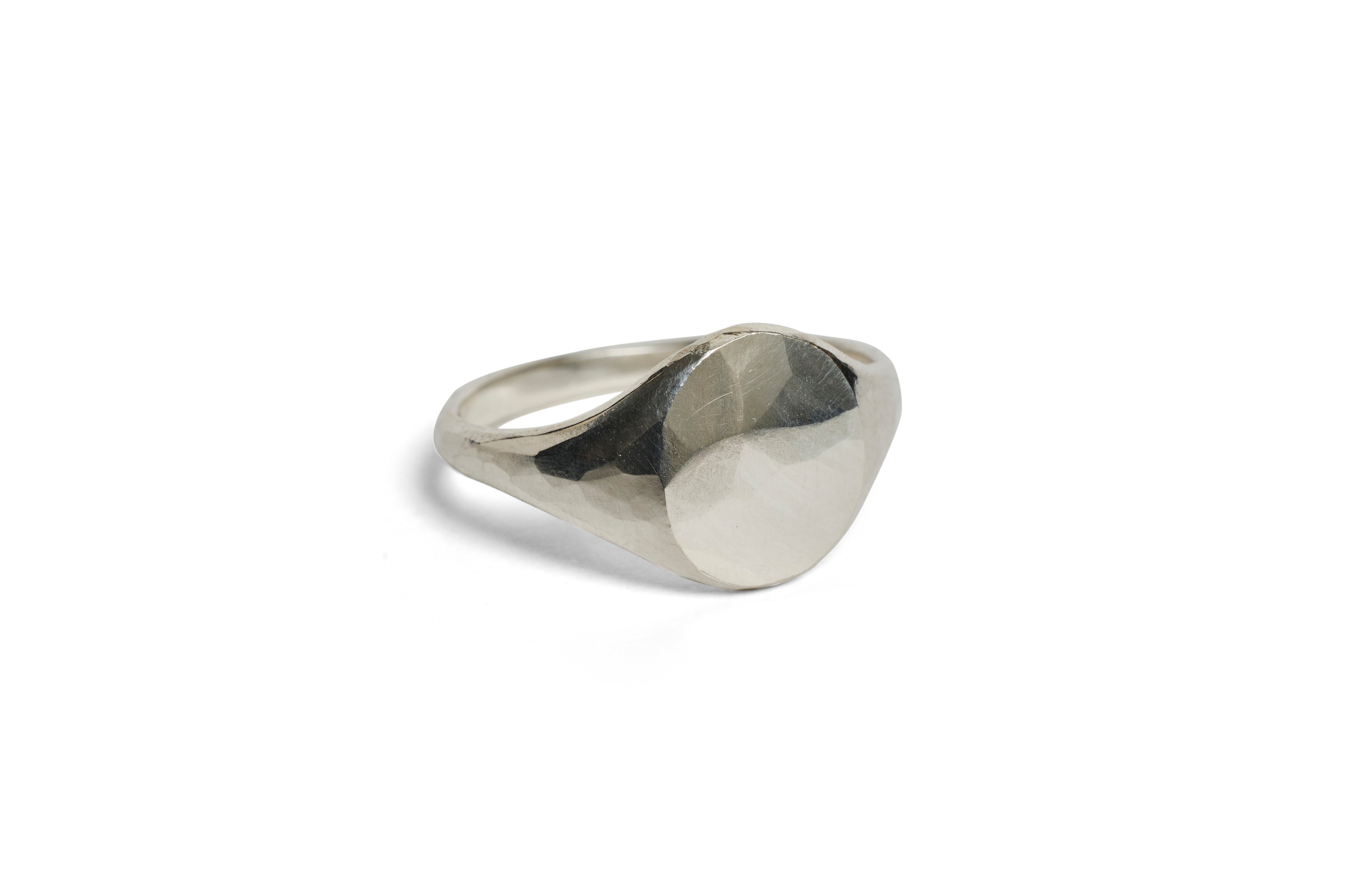Hammered Signet Ring Classic – CLOSETCASECONCEPTS