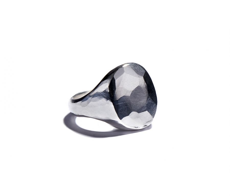 Hammered Signet Ring Oval – CLOSETCASECONCEPTS